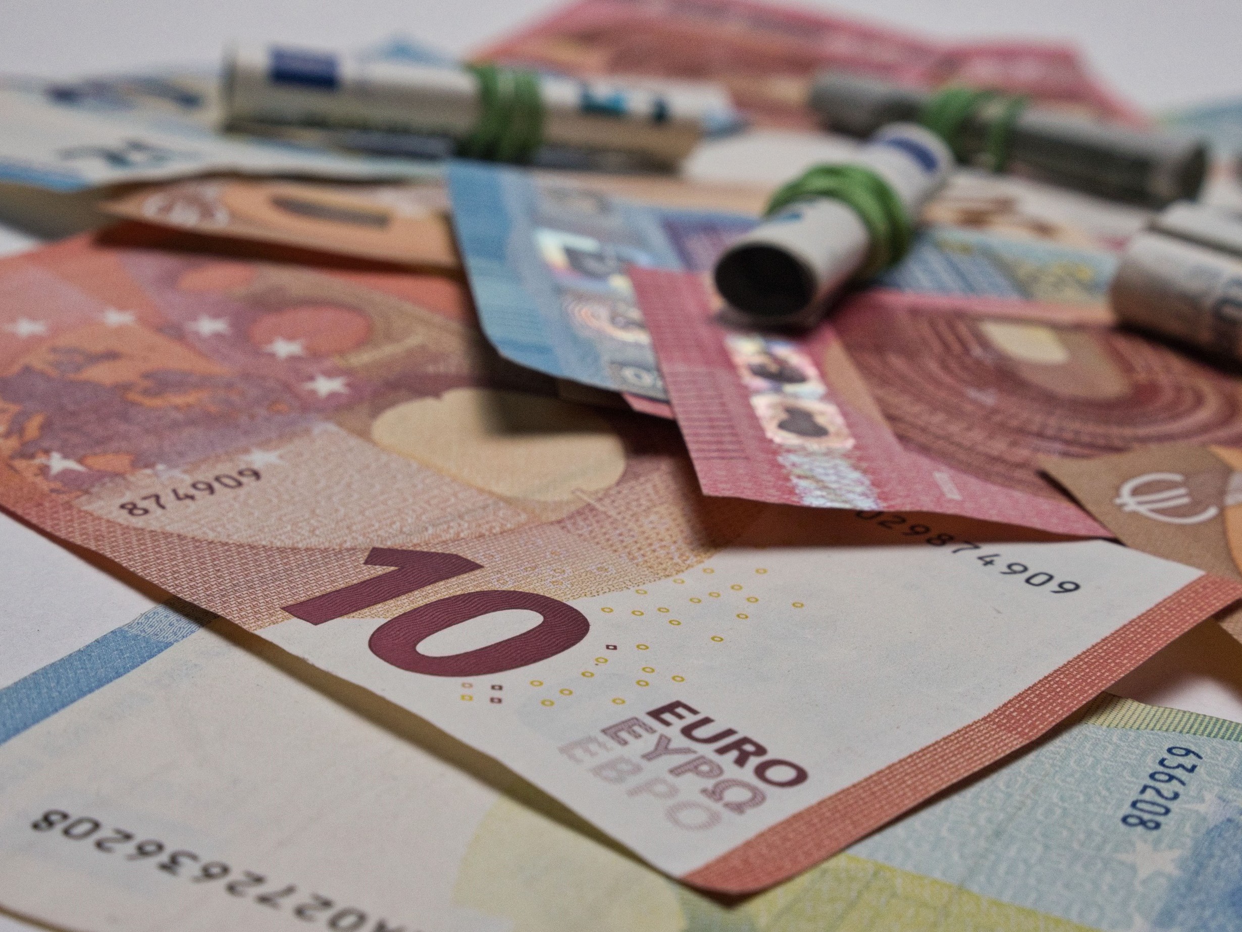 E' buono uno stipendio di 1400-1600 euro in Italia secondo gli uiltimi ...