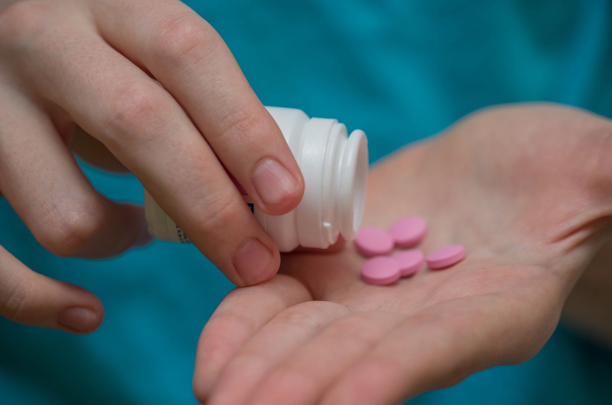 I farmaci comuni che diventano pericolosi a determinate età in base a ...