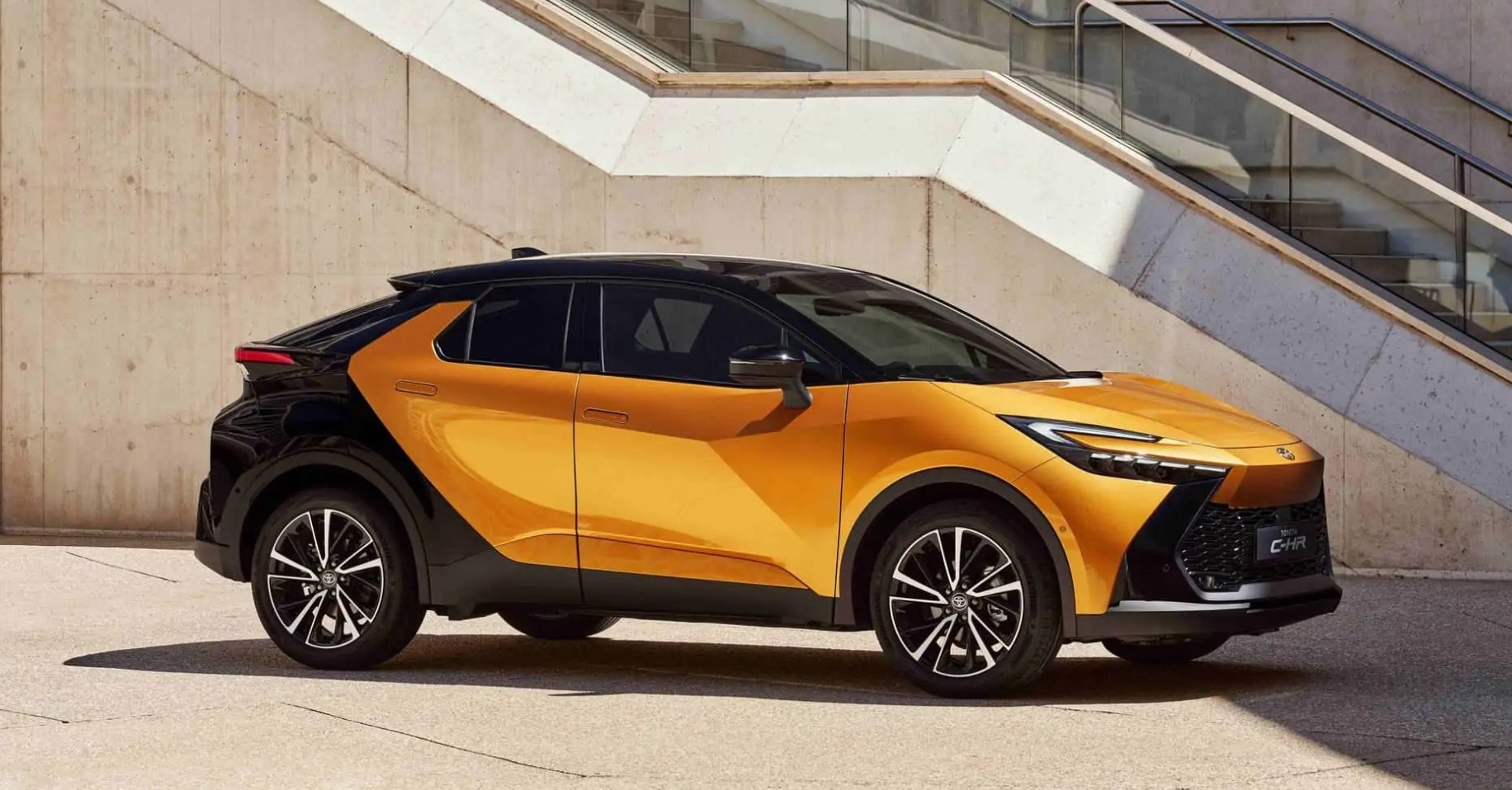 Toyota C-HR Hybrid, i 2 modelli 2024. Prezzi, allestimenti, interni ...